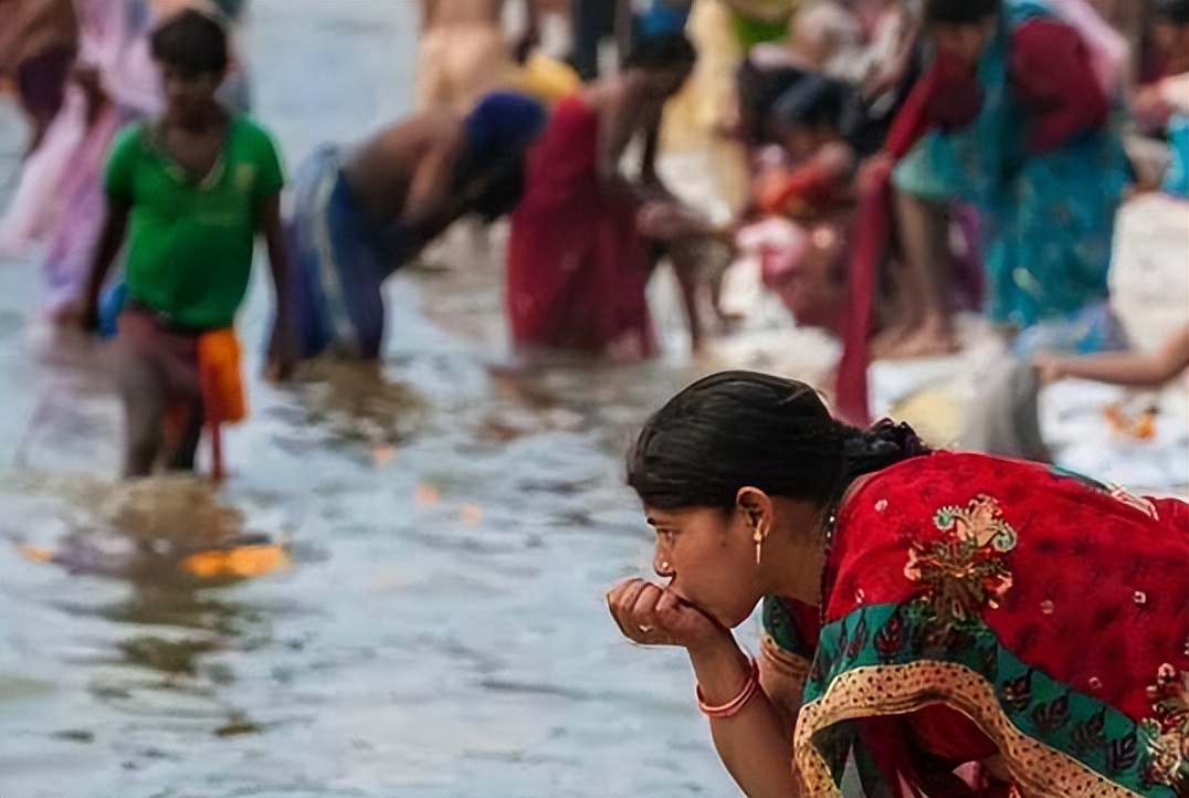 Tourists dare not drink the Ganges water in India, but he swims in it ...