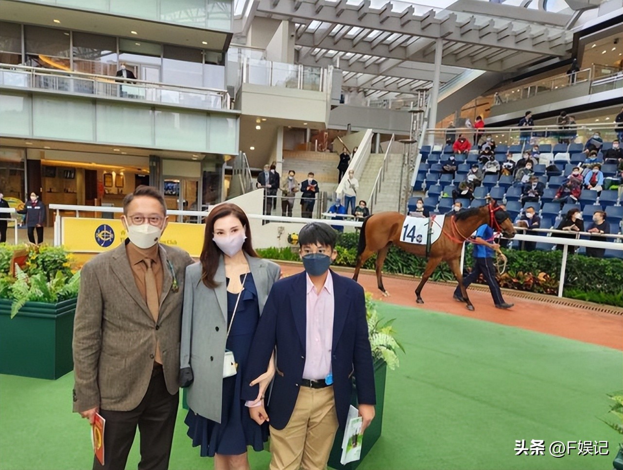 Li Jiaxin and her husband and son entered the racecourse after watching the concert, it seems ...