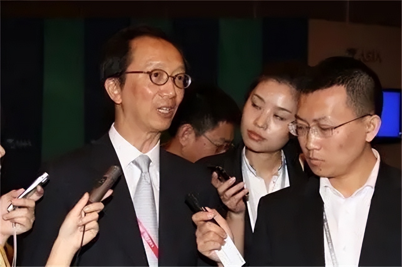 In 2001, Liang Jinsong met Fu Mingxia for the first time. Knowing that ...