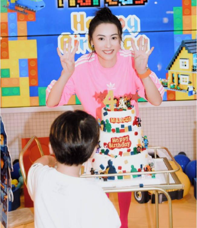 Cecilia Cheung broke the age limit, pink stockings with pink short ...