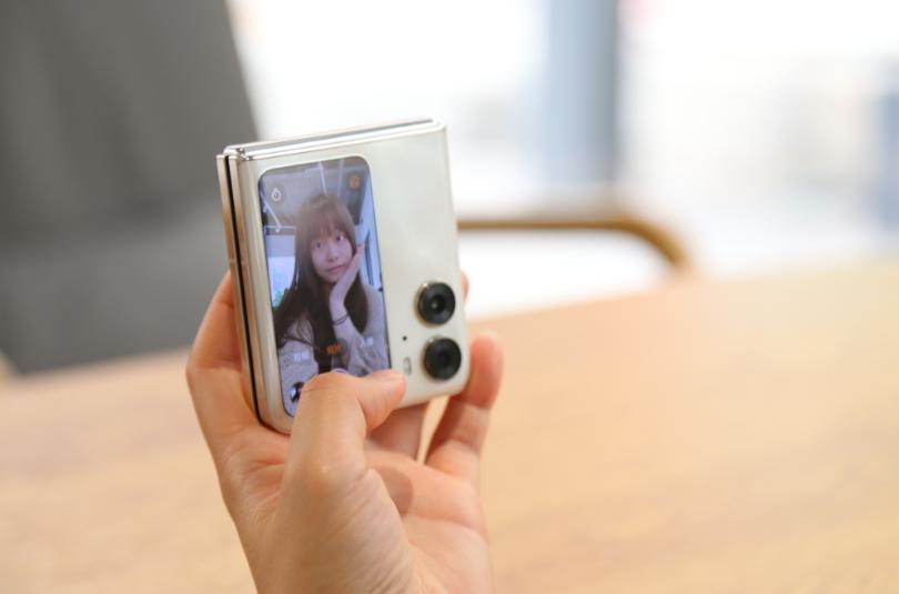 No wonder the big external screen is loved! OPPO Find N2 Flip is so ...