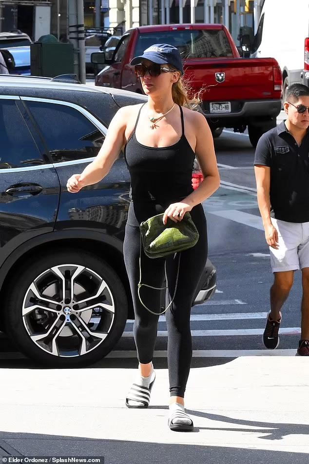 Big cousin Jennifer Lawrence is still slim 6 months after giving birth ...