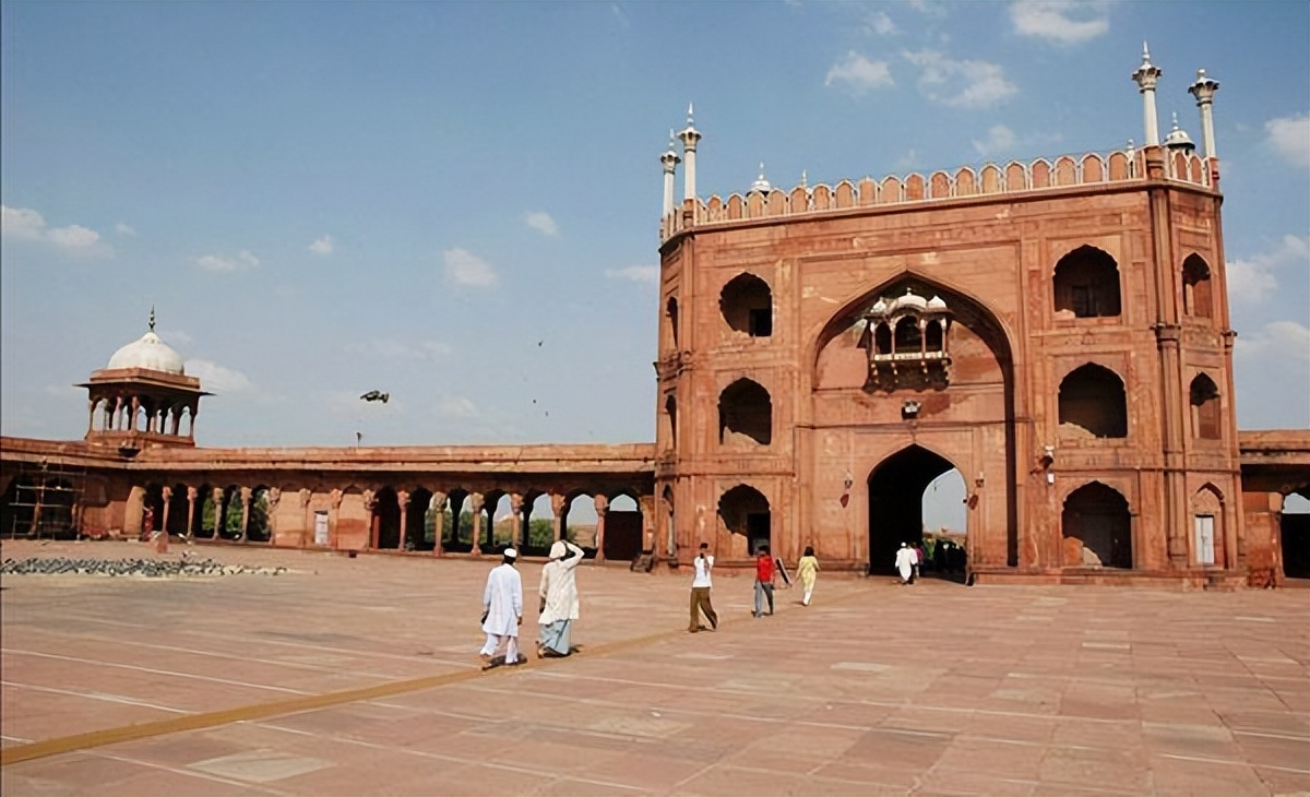 The Architectural and Historical Evolution of the Mecca Fort in India ...