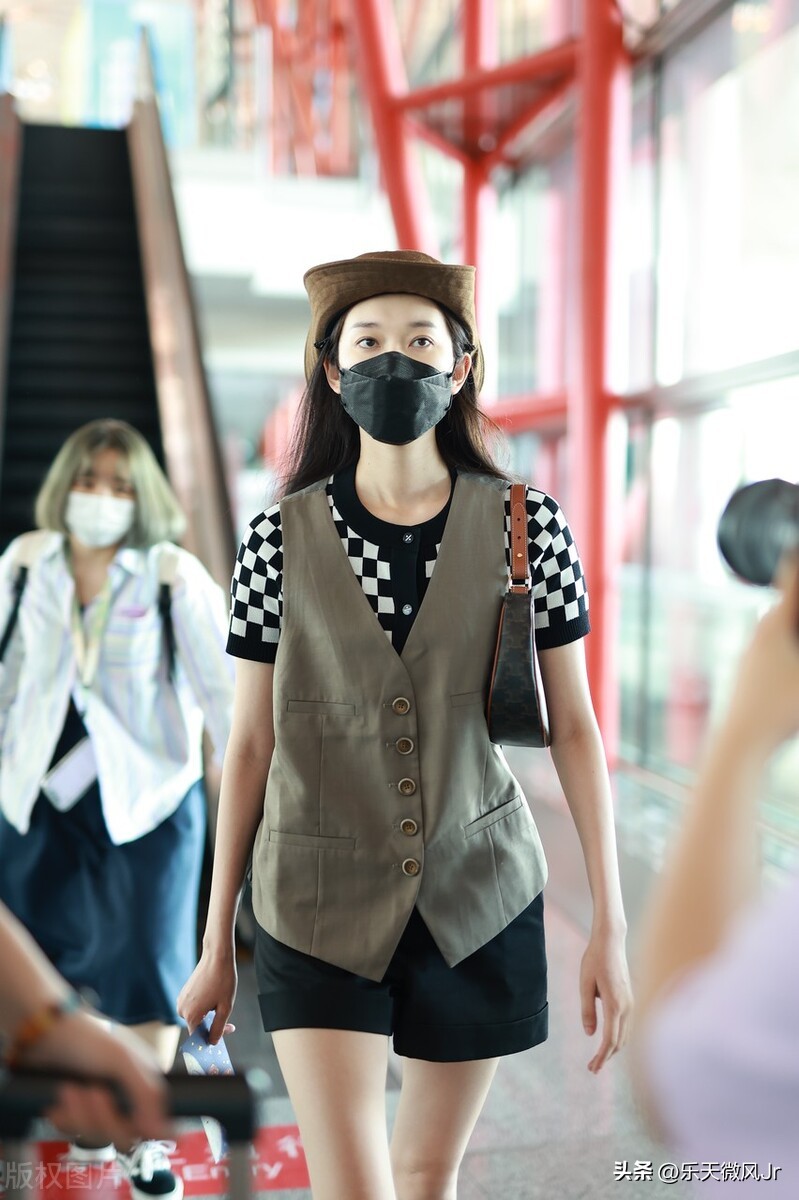 Liu Lingzi appeared at the Beijing airport in denim style, stylish and ...