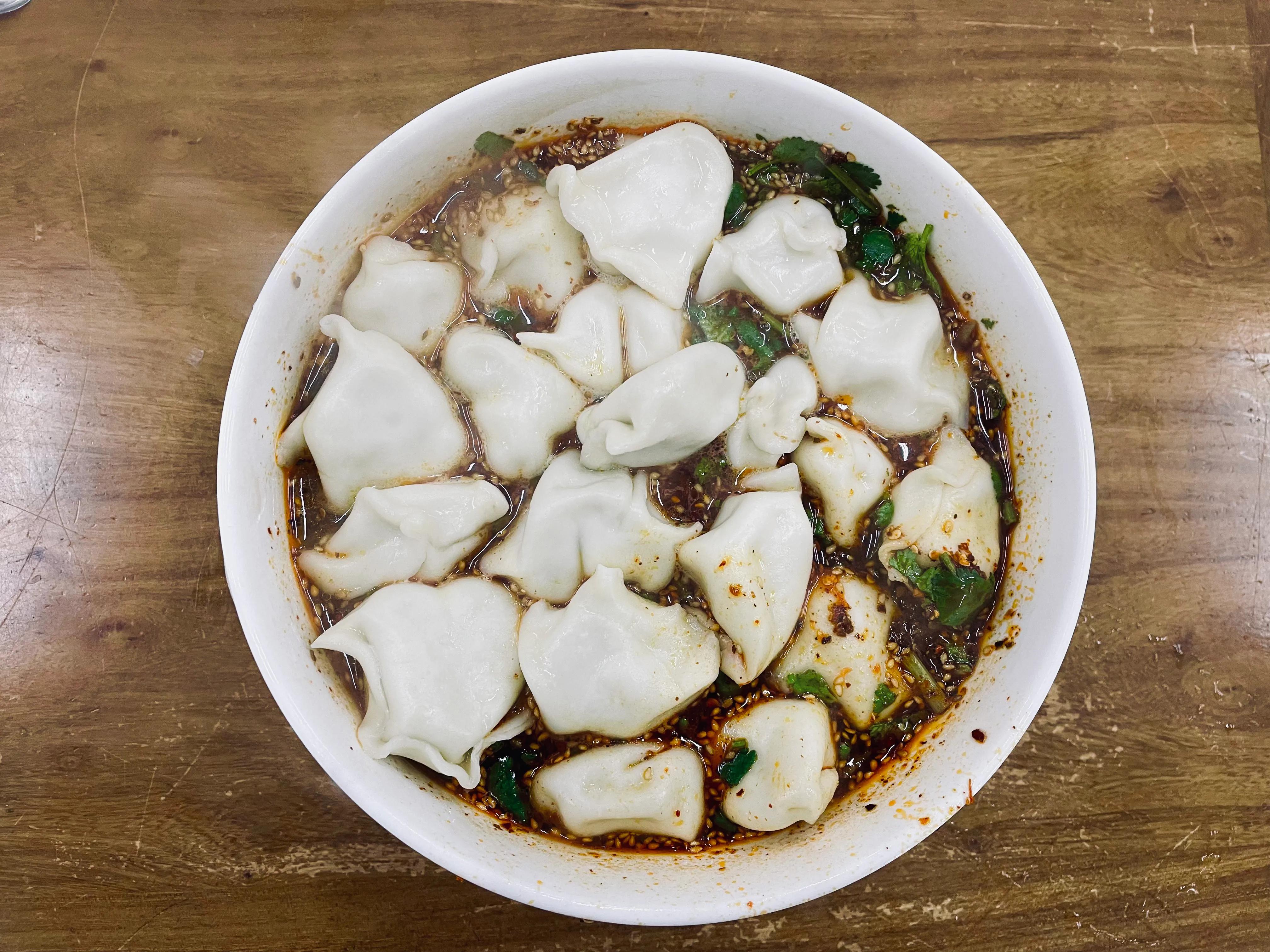 A mouthful of dumplings, a mouthful of sour soup, the satisfying sour ...