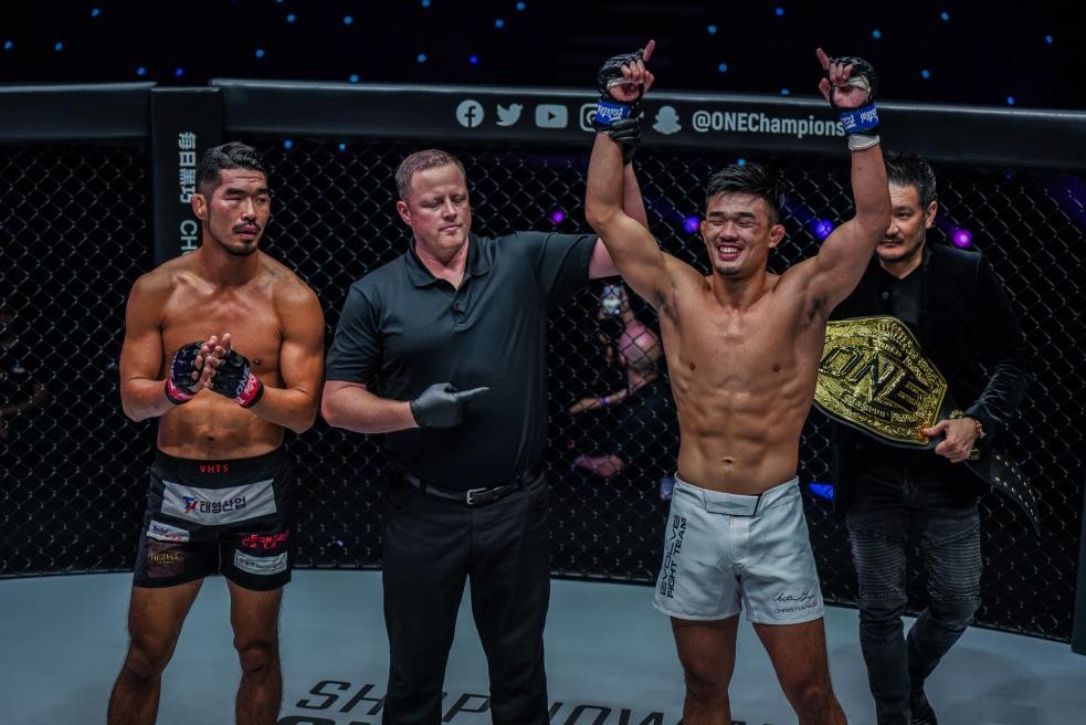 Make history!China's first men's mixed martial arts world champion - iNEWS