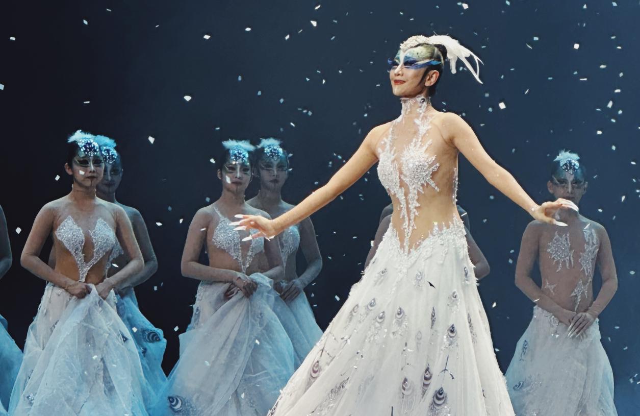 Yang Liping's new dance has a large scale. The female dancer touches ...