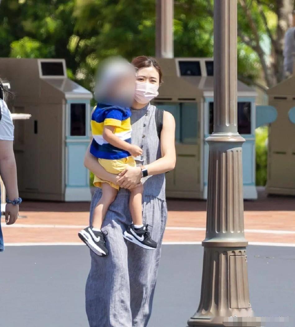 Fukuhara Ai took her baby to Disneyland, hugged her son under the ...