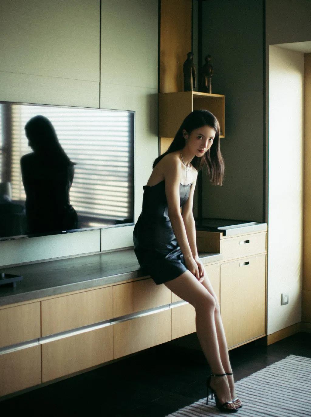 Long-legged beauty Jin Chen - iNEWS