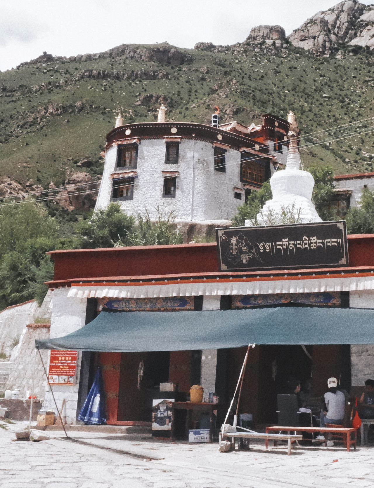 The thousand-year-old palace built on a boulder, the former residence ...