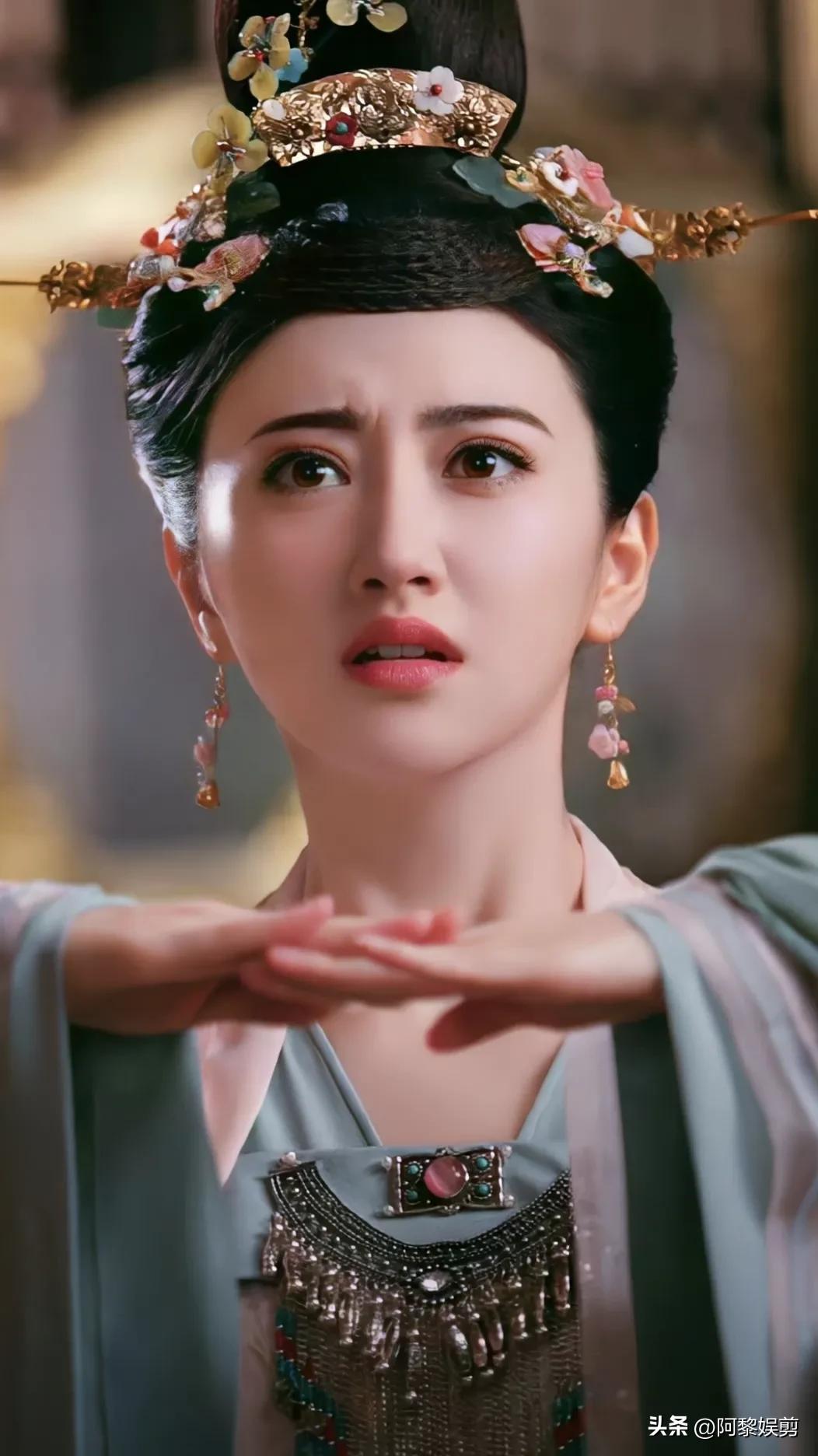 Jing Tian: Pink makeup and jade carving, Chang'e in the moon - iNEWS