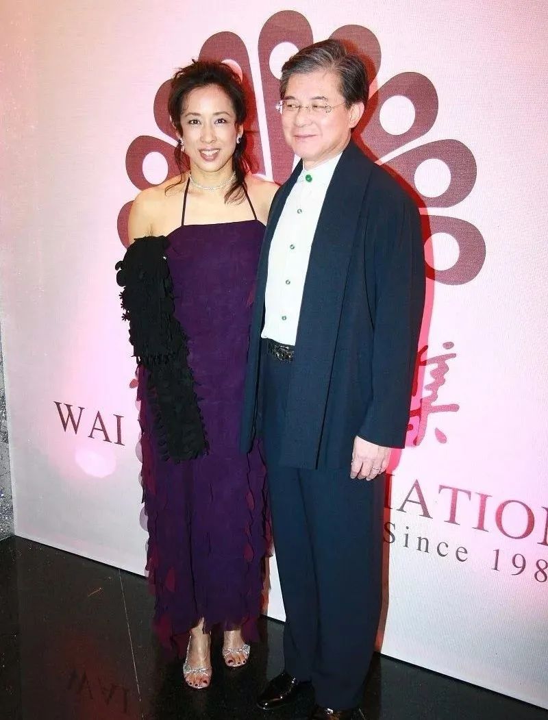 62-year-old Zhu Lingling wears a apron skirt and is hugged by her rich ...