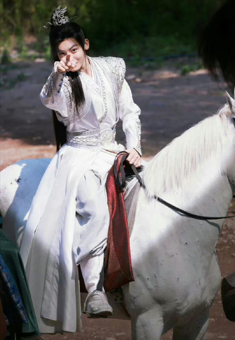 Perfect interpretation of "Youth White Horse", Hou Minghao is so ...
