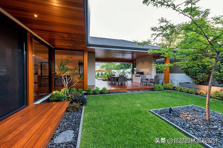 Simple modern garden villa with wood and glass as main materials - iNEWS