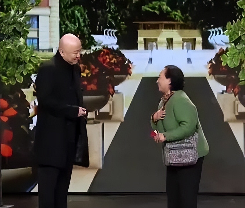 20 times in the Spring Festival Gala, 56 years old, unmarried and childless, claiming 100 ...