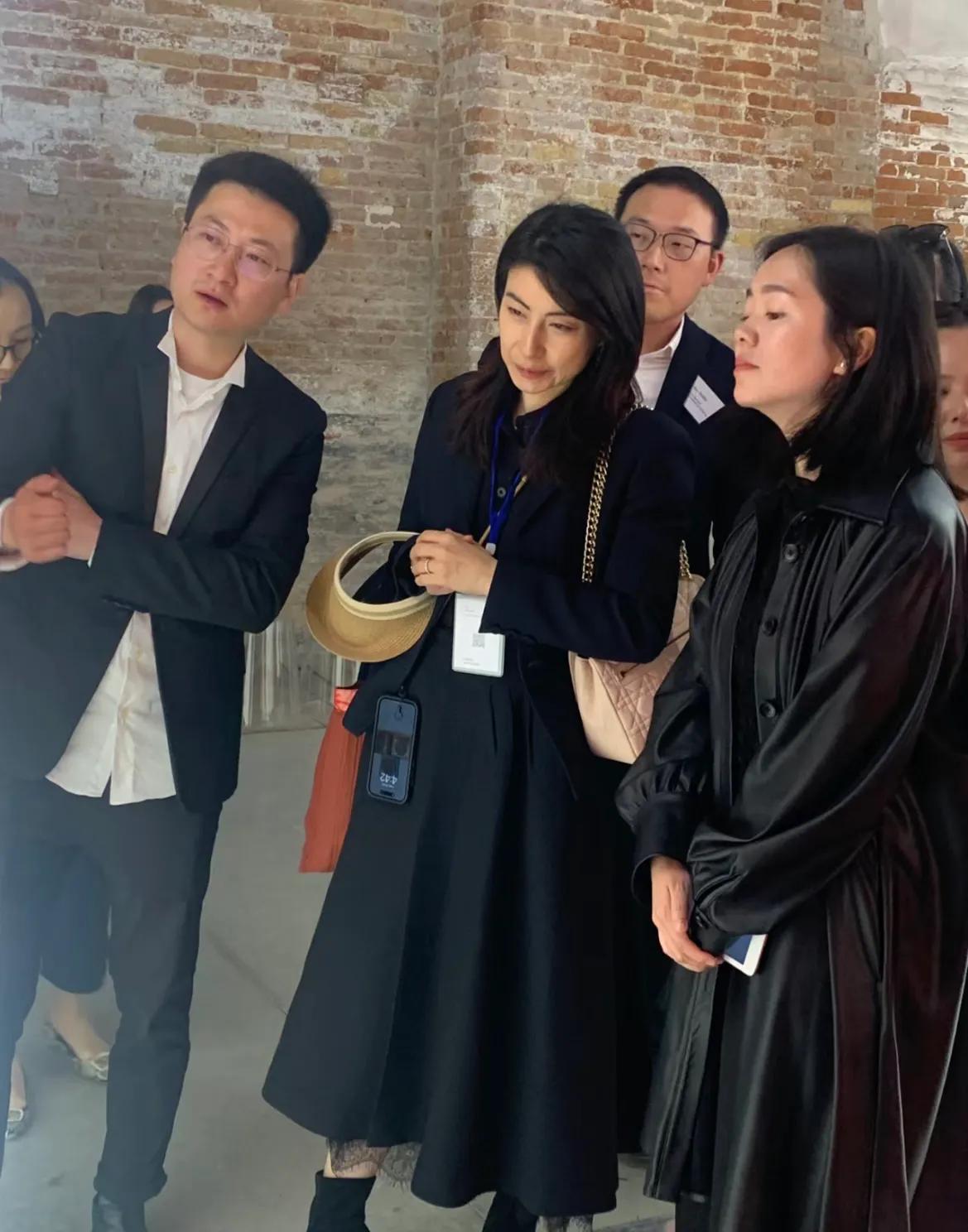 Huo Qigang showed off his love, put on his wife's shoulders like a ...