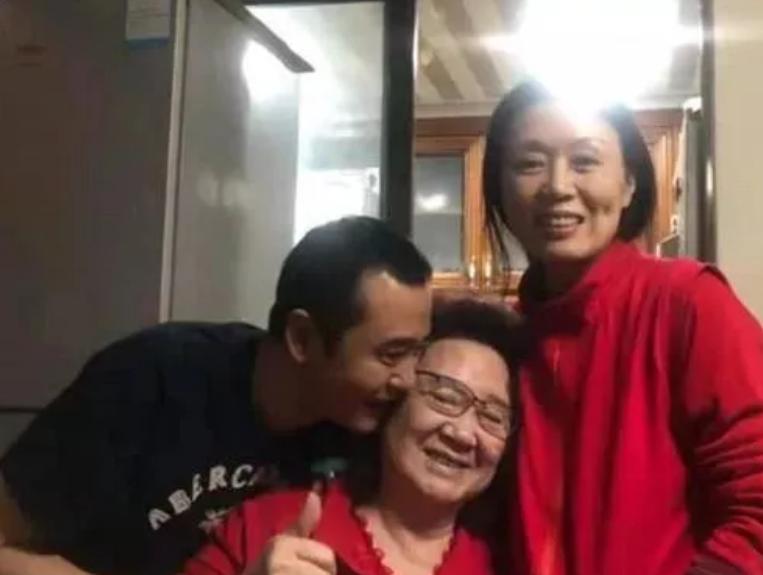 Wu Qiong, who is over 60 years old, is in the same frame as her 15-year-old husband. The man has ...