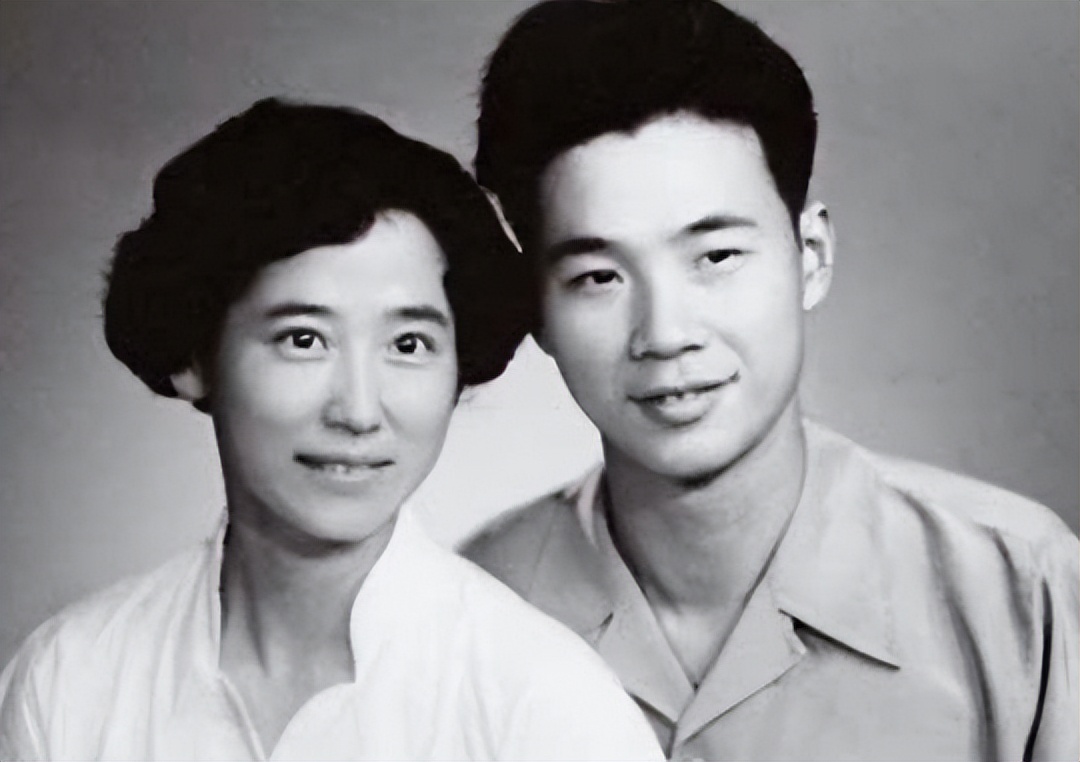 In the 1990s, Li Peng and his wife Zhu Lin, in the heavy snow, a ...