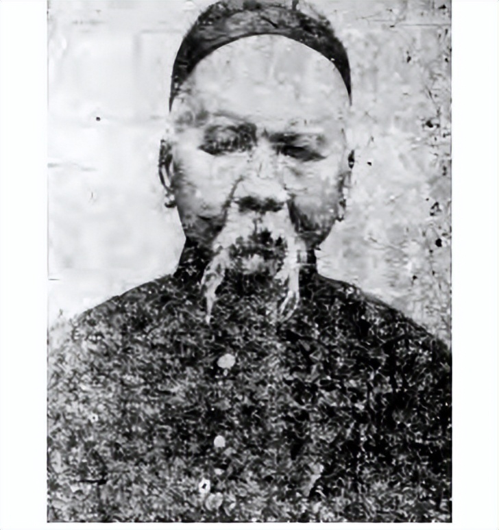 The female writer Yang Mo became the head of the Beijing Simin Wushu ...