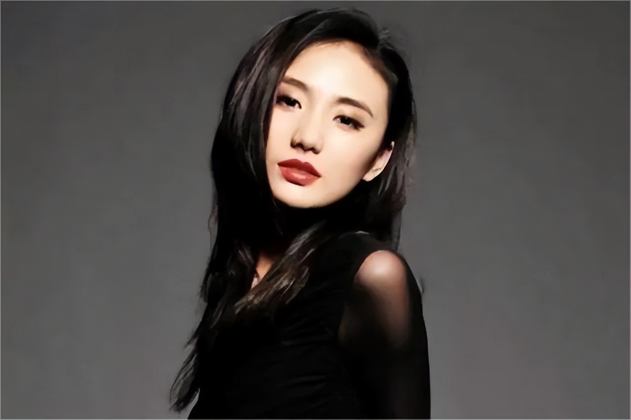 Li Yan takes a walk after dinner with her family, she has an ...