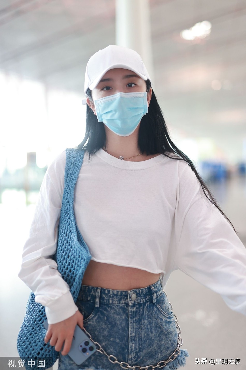 Zhao Xiaotang's trendy dress appeared at the airport, wearing a navel ...