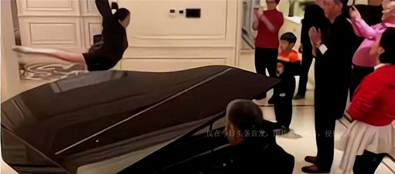 65-year-old Feng Xiaogang's background was revealed, and he finally gave in and forced the ...