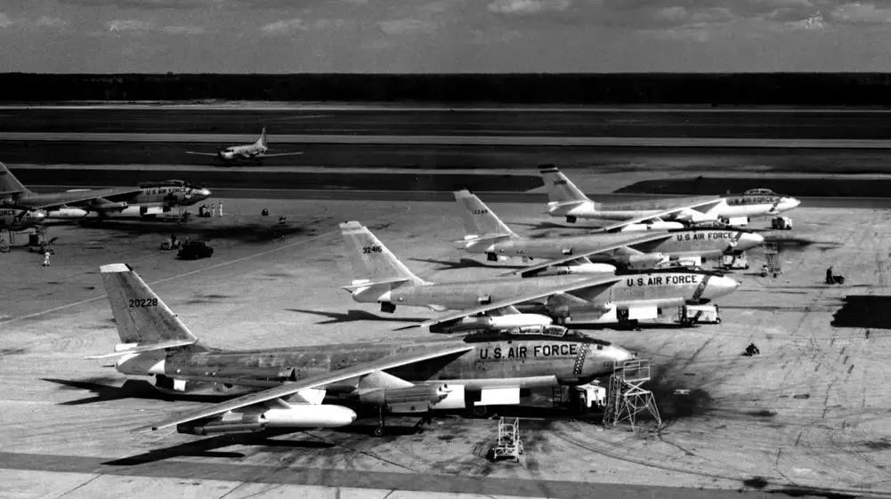 There are only two fastest strategic bombers in the world, carrying 14 ...