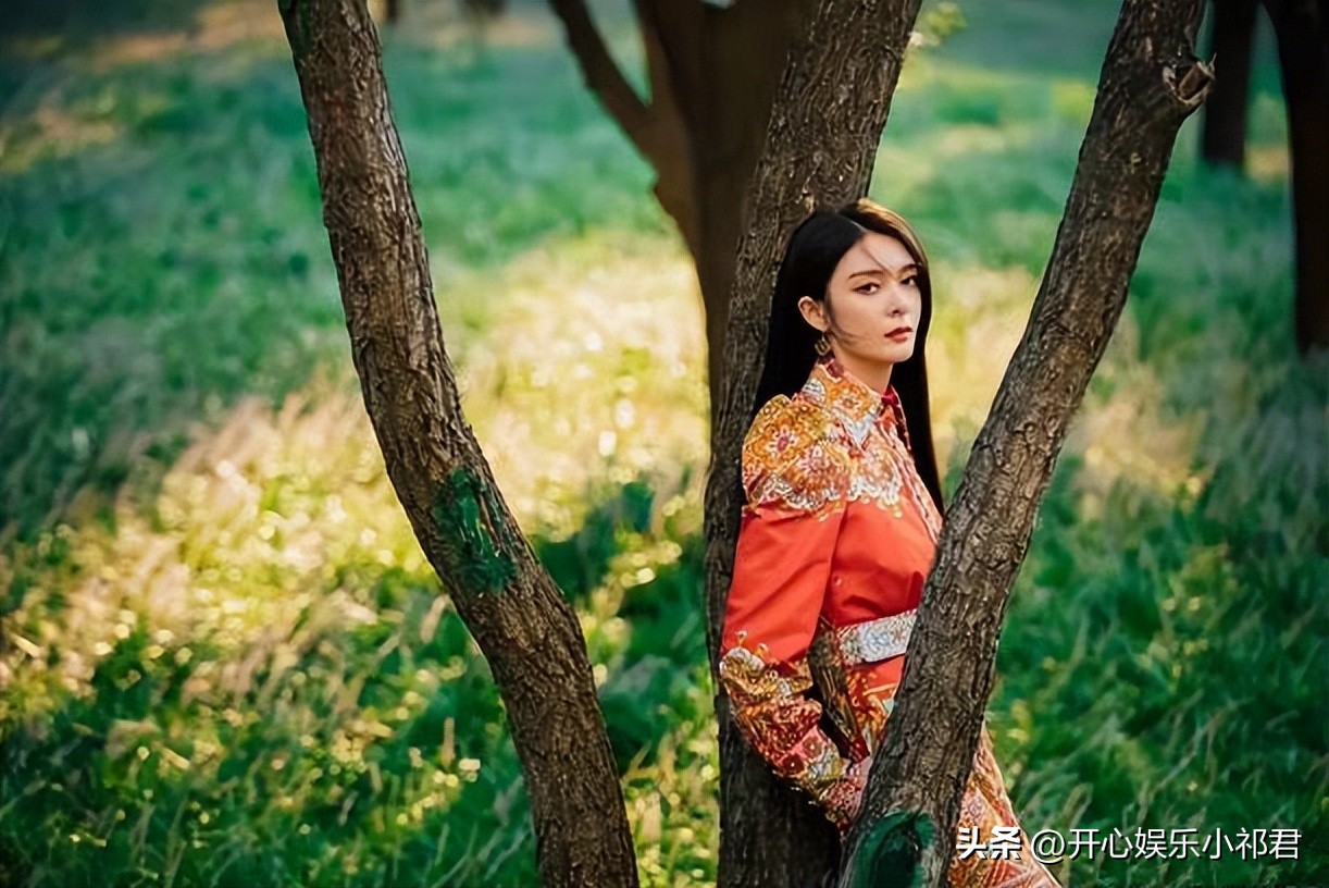 Fu Jing's ethnic style dress is coming, holding flowers in her hand is ...