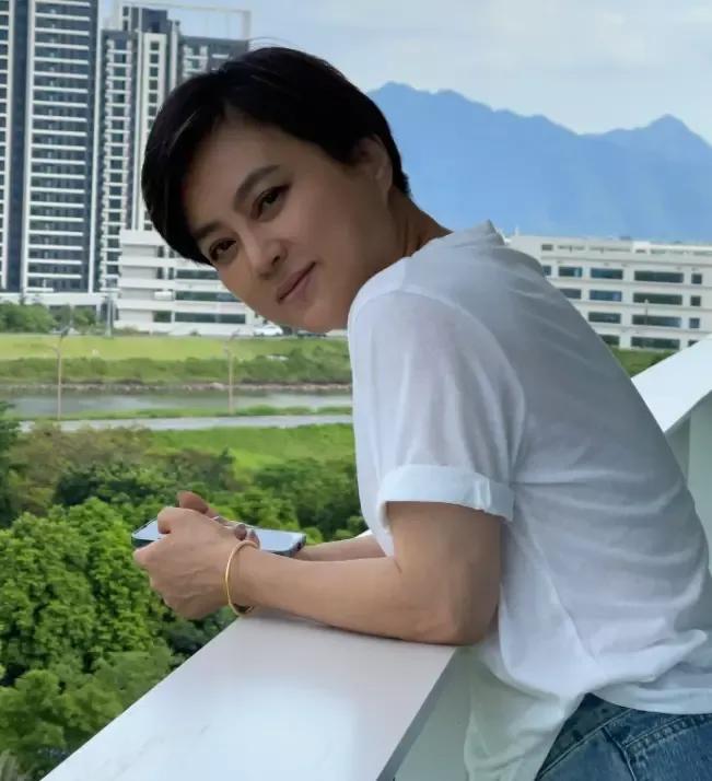 Li Lingyu wandering alone in the villa angered fans and was accused of ...