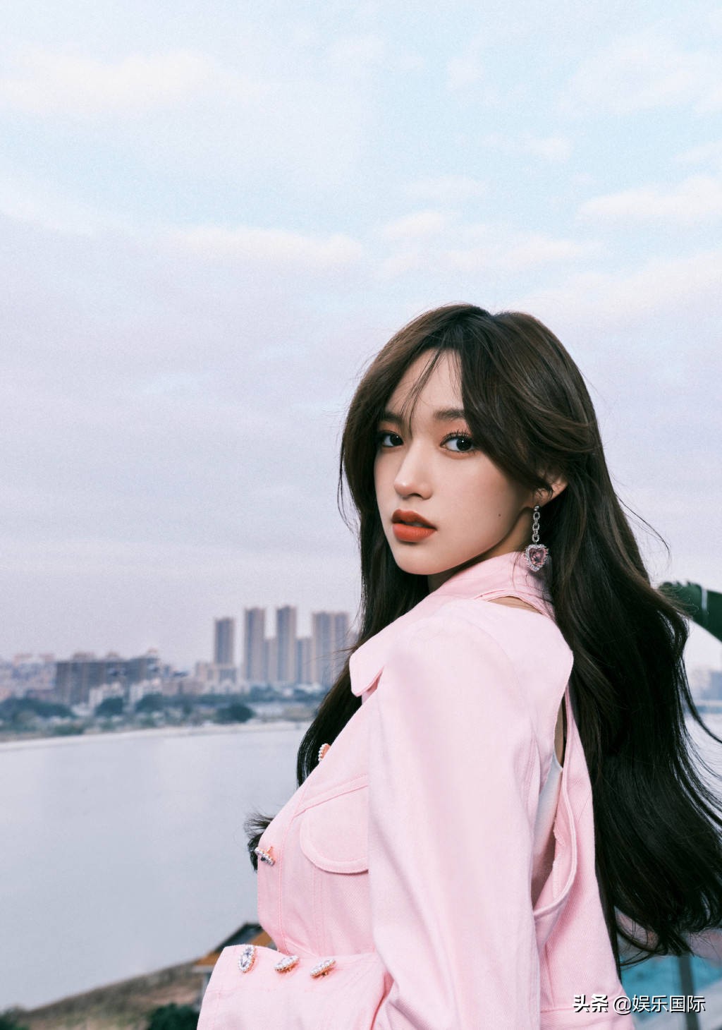 Cheng Xiao wears a pink short skirt, showing beautiful legs, sweet and ...