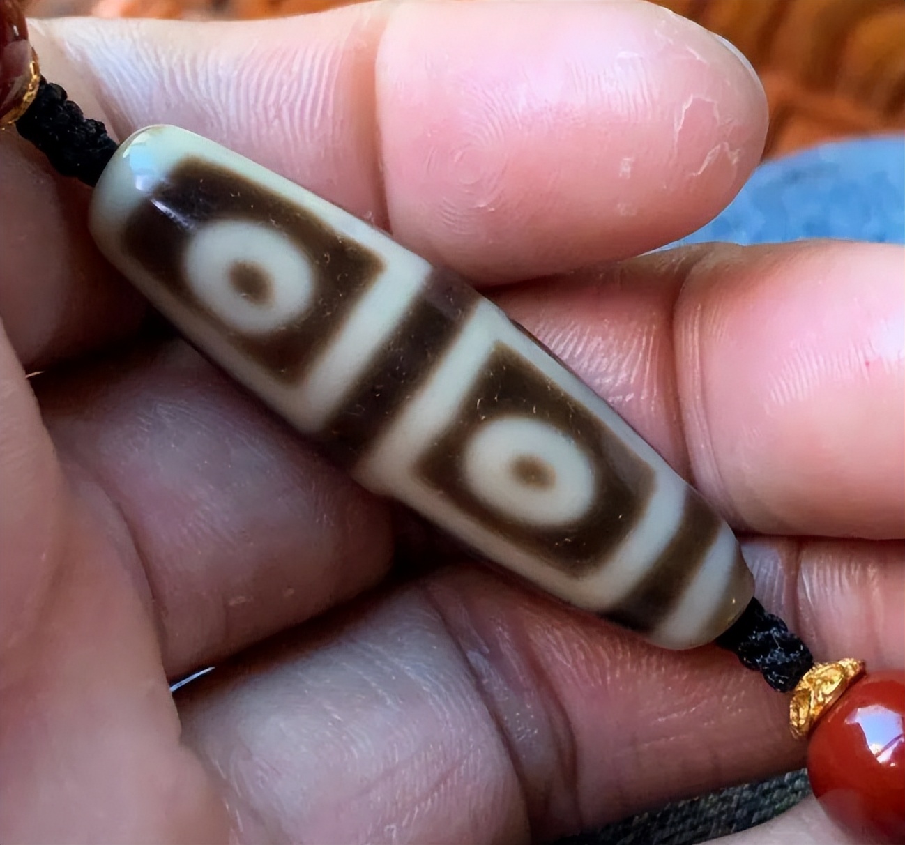 The origin and meaning of the four-eyed dzi beads in Tibetan tradition ...