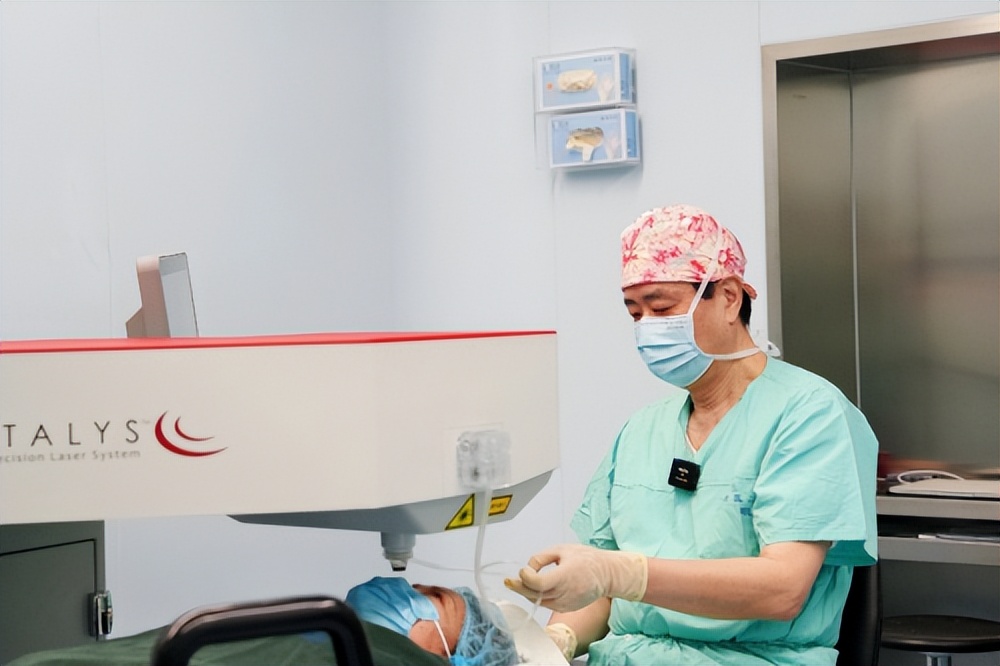 The world's first continuous vision intraocular lens providing 33 cm ...