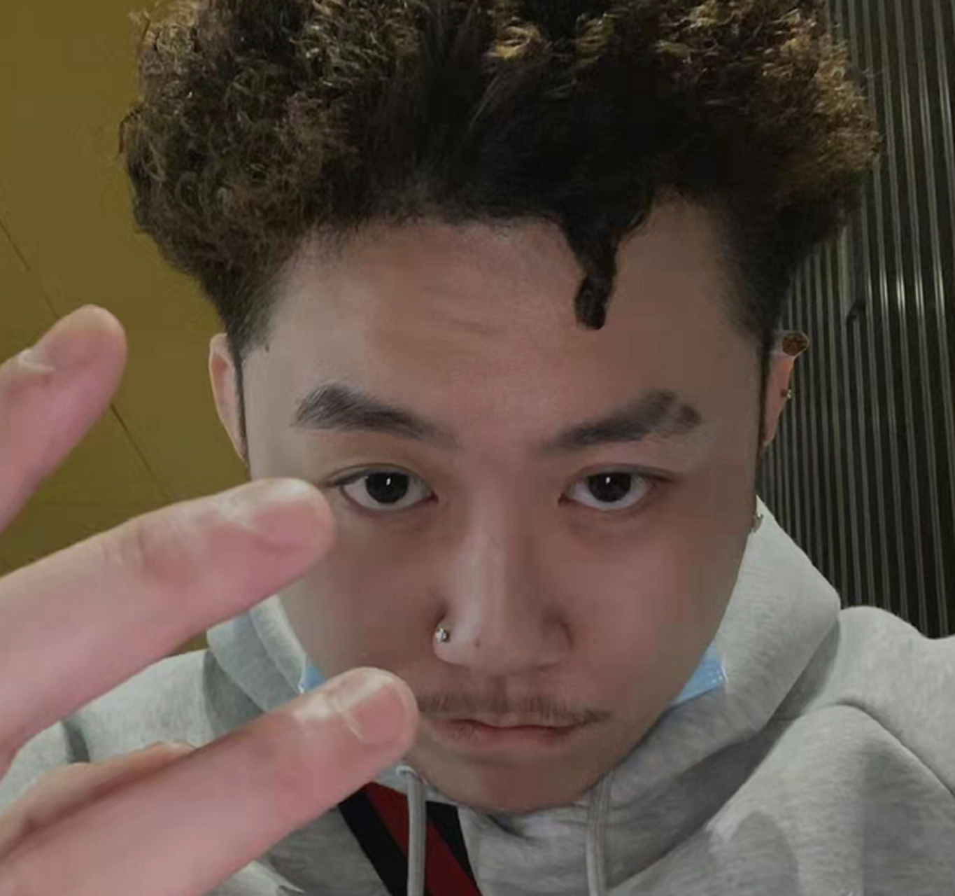 Swearing and insulting old buskers, the rapper changed his name and ...