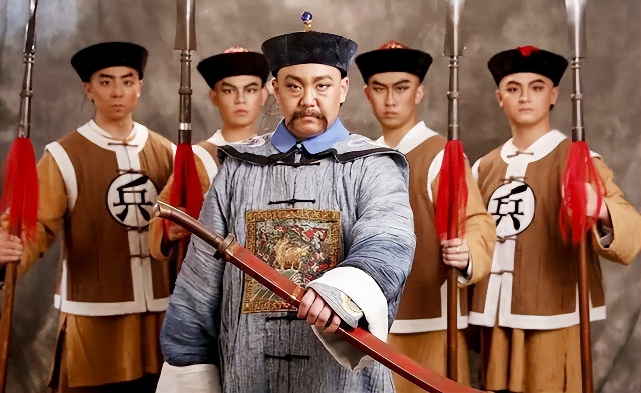 What is the difference between "soldier" and "yong" on the clothes of ...