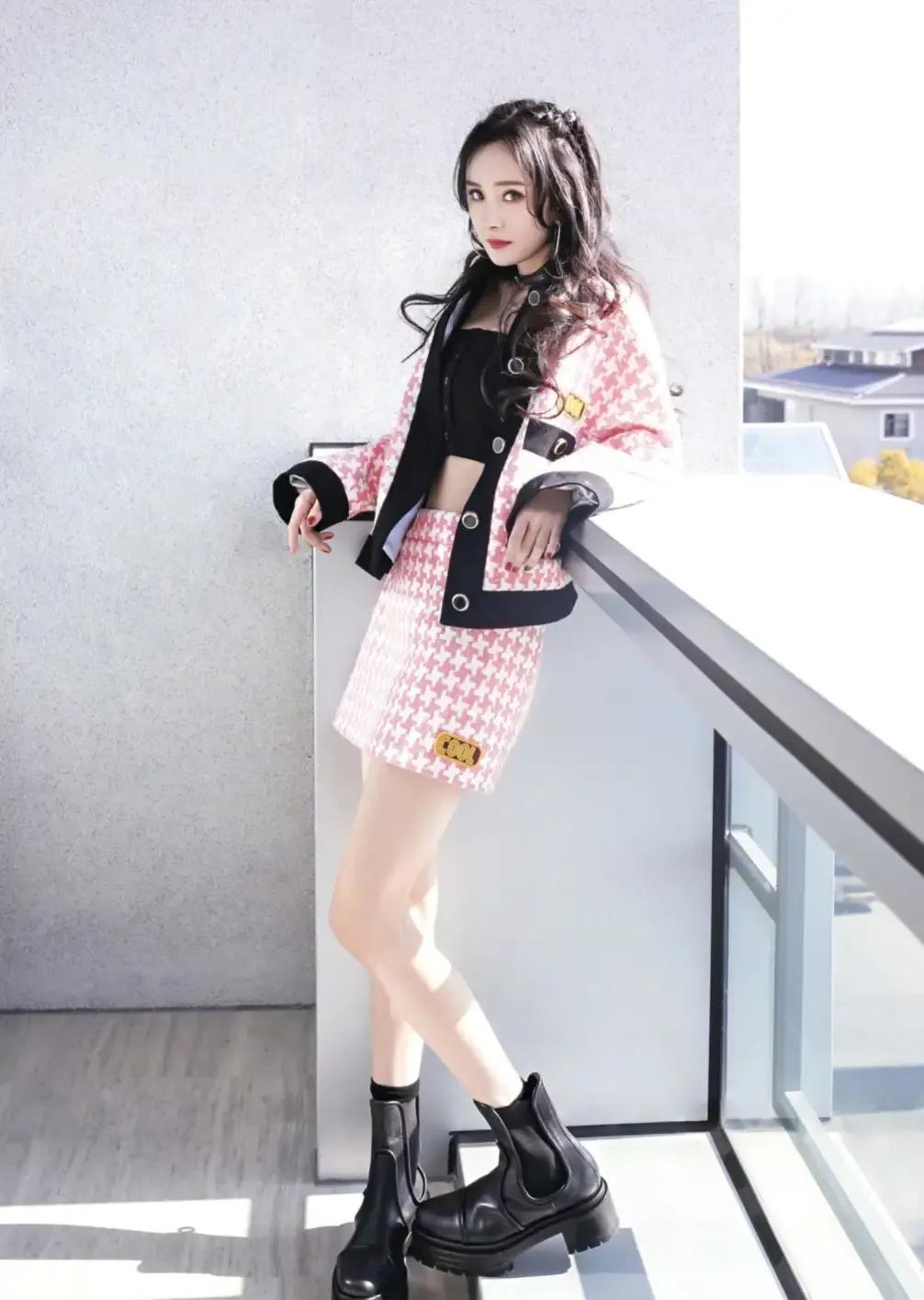 Yang Mi posted sexy outfits on recent variety shows - iNEWS