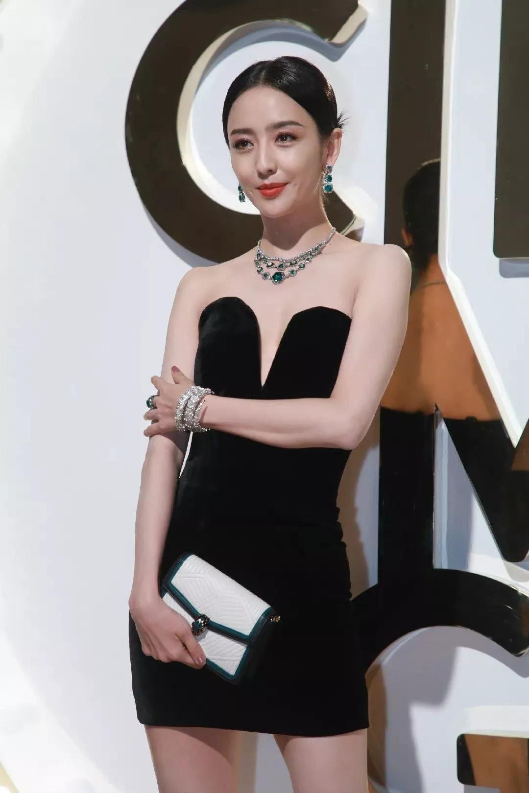 Tong Liya with high heels and long legs is so charming - iNEWS