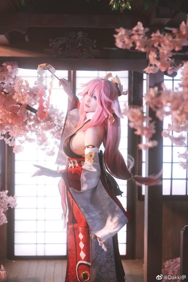 Dakki伊cos《原神》八重神子，震撼再現神秘宮司的魅力 - 資訊咖