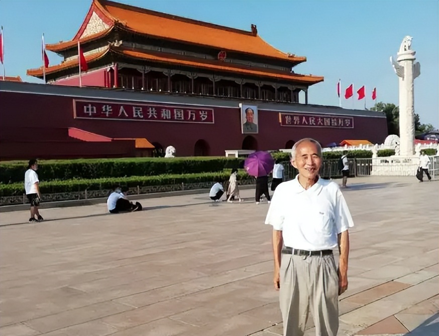 Whose portraits have been hung on Tiananmen Square?Are these people ...