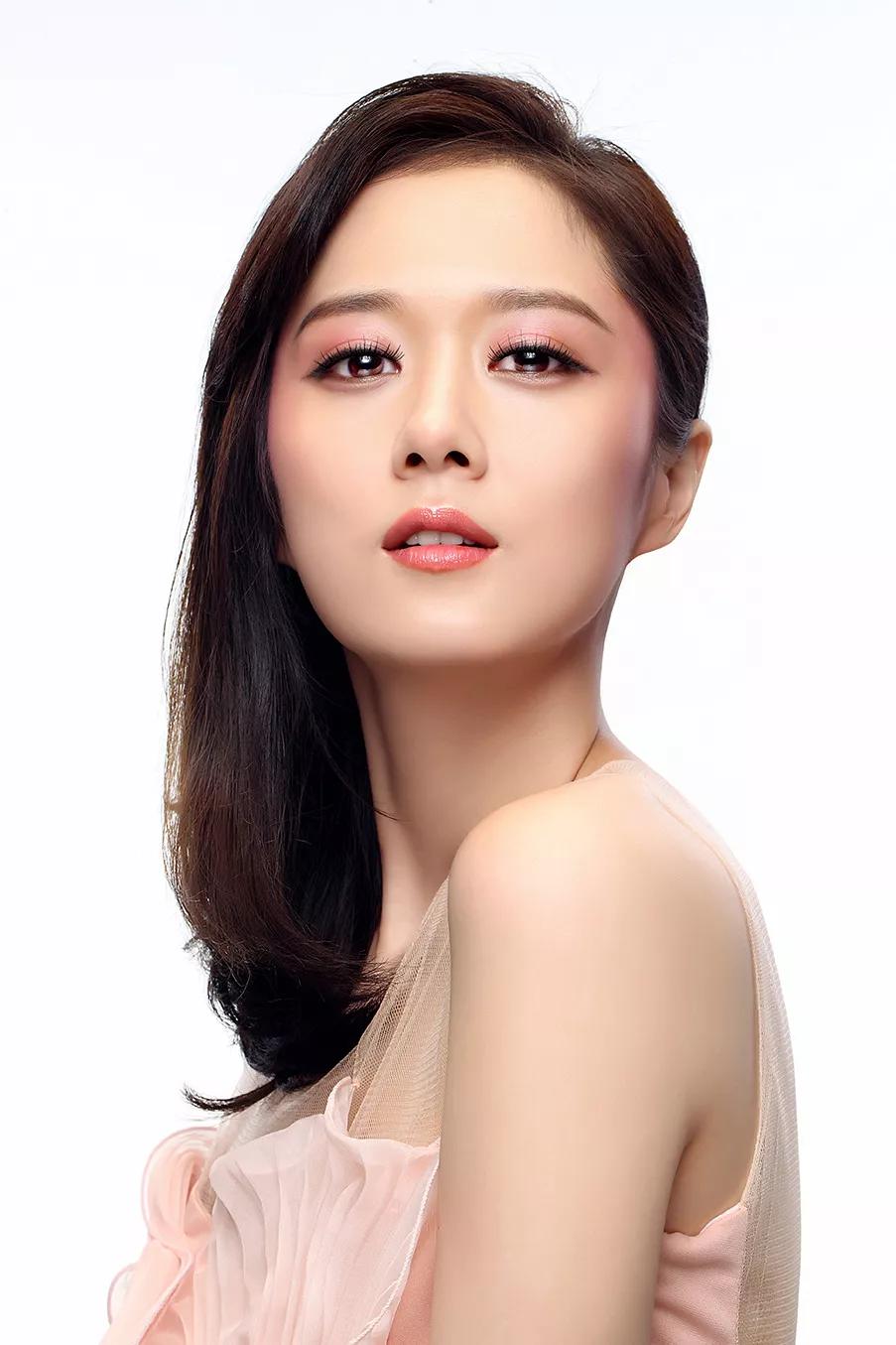 Top 10 foreign beauties with cute looks - iMedia