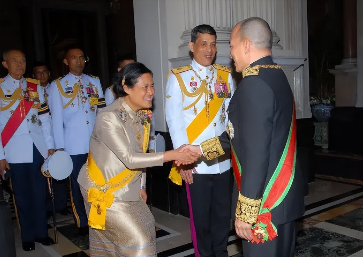When Hun Sen entered the palace to meet the king, netizens saw the clue ...