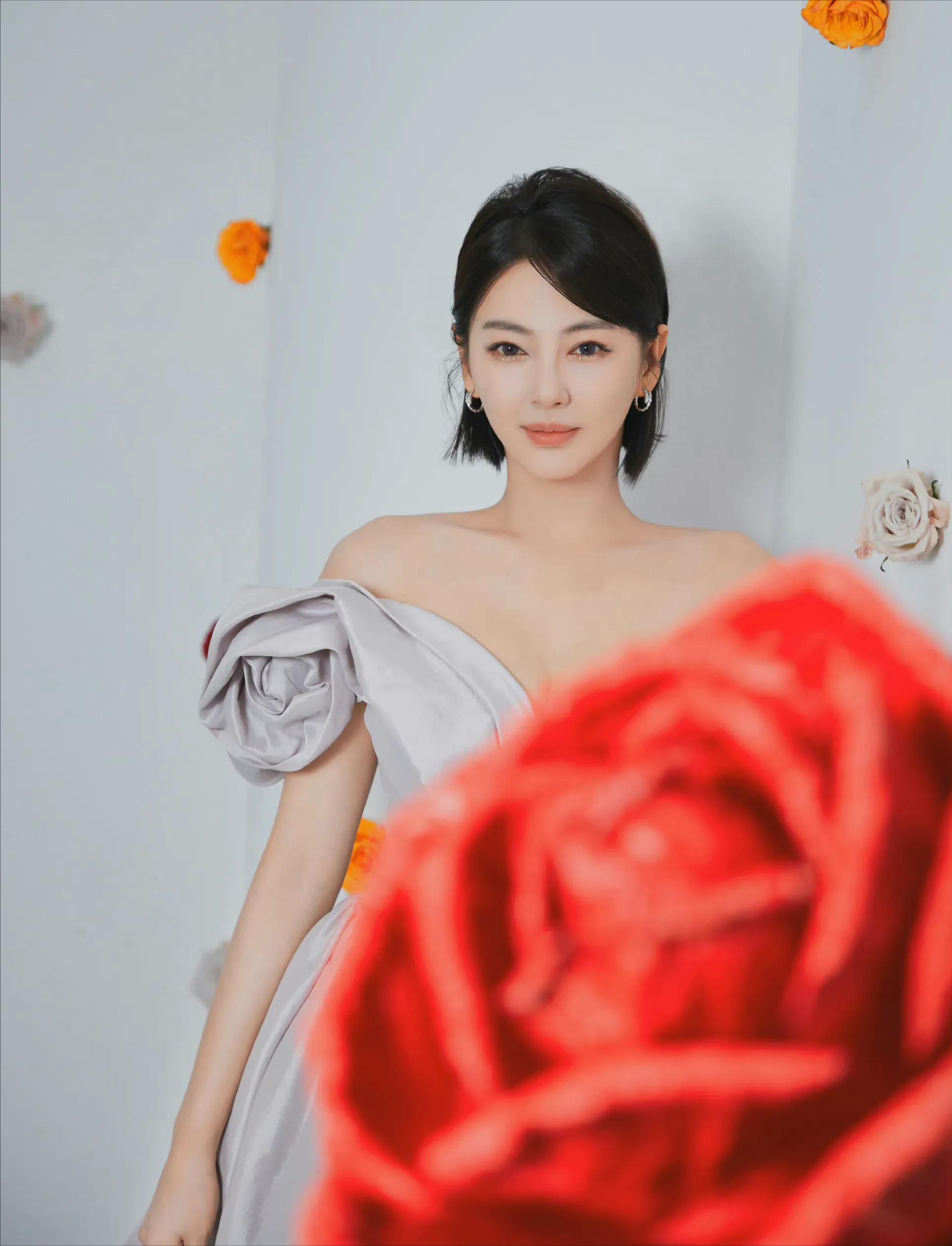 Zhang Yuqi turned into a "sweet girl" this time!Wearing a purple flower ...
