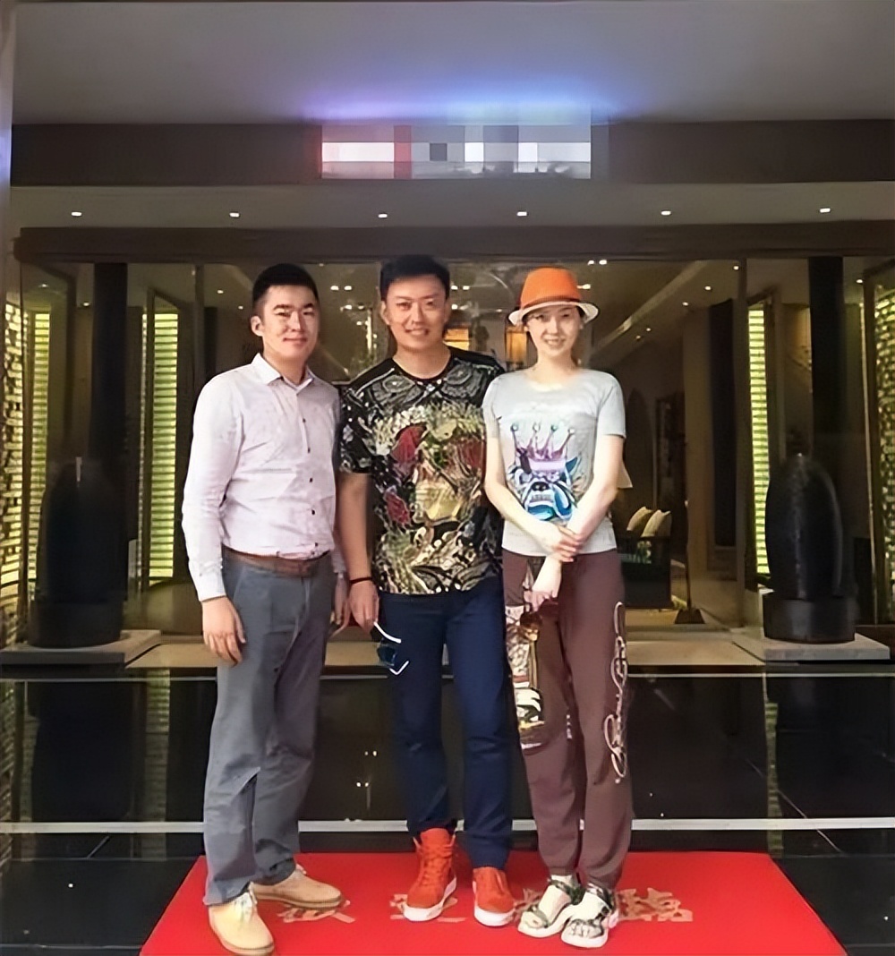 "Wulin Wai Shi" Shen Lang's hairline moved backwards, and he took a ...