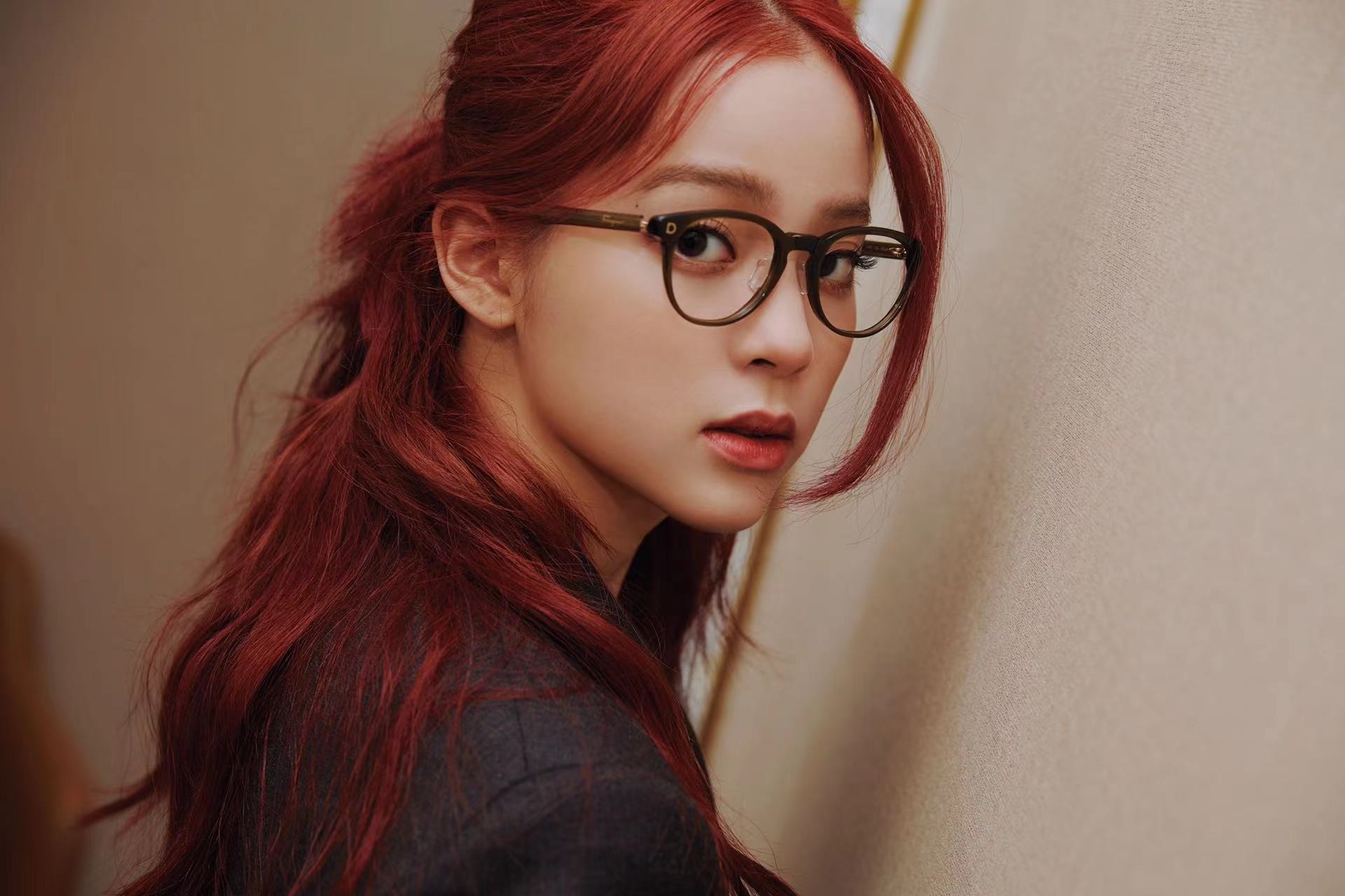 Ouyang Nana's capable, red-haired, side face, delicate and clear ...