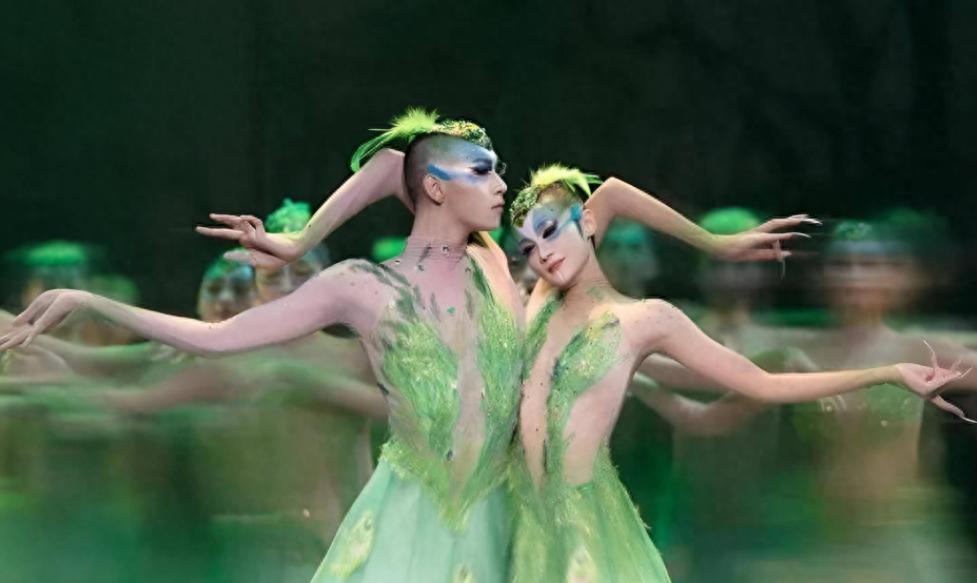 Teeth fell out of shock, Yang Liping danced and performed "Yin and Yang ...