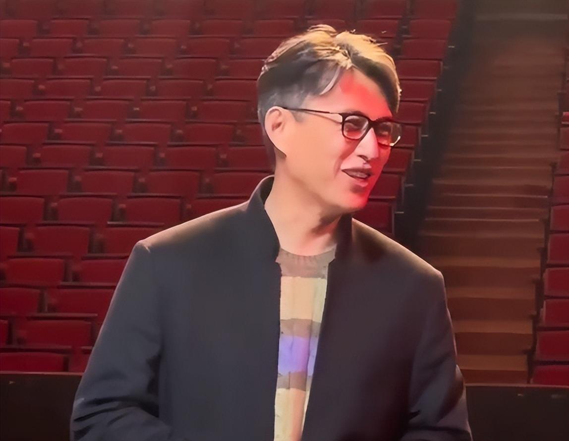 Jin Dong appeared in the theater to watch the show in a low-key manner ...