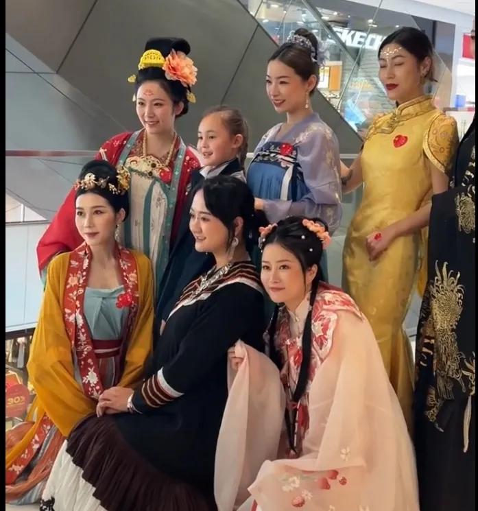 Hanfu is popular in foreign capitals!The women's group wears Hanfu to ...