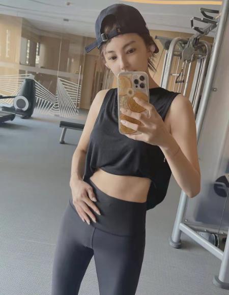 Remember Zhang Yuqi?The body is getting better and better? - iNEWS