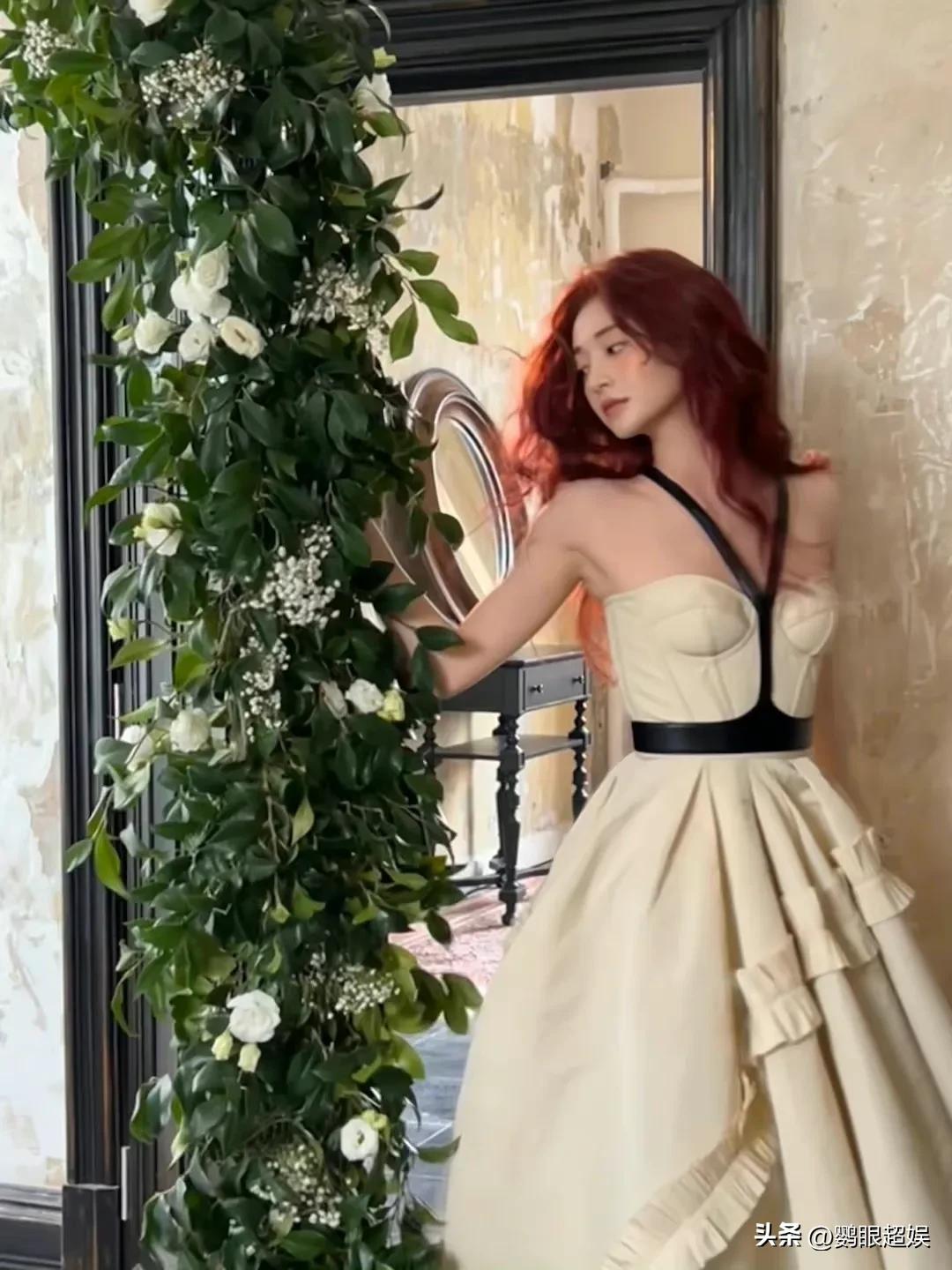 Zhou Jieqiong's red hair and white dress photo, the princess who shines ...