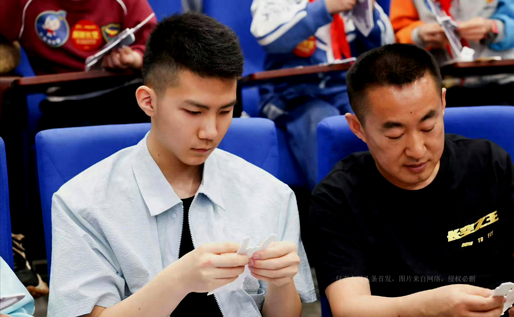 Hu Jun's son has really grown up. His looks and figure are so perfect ...
