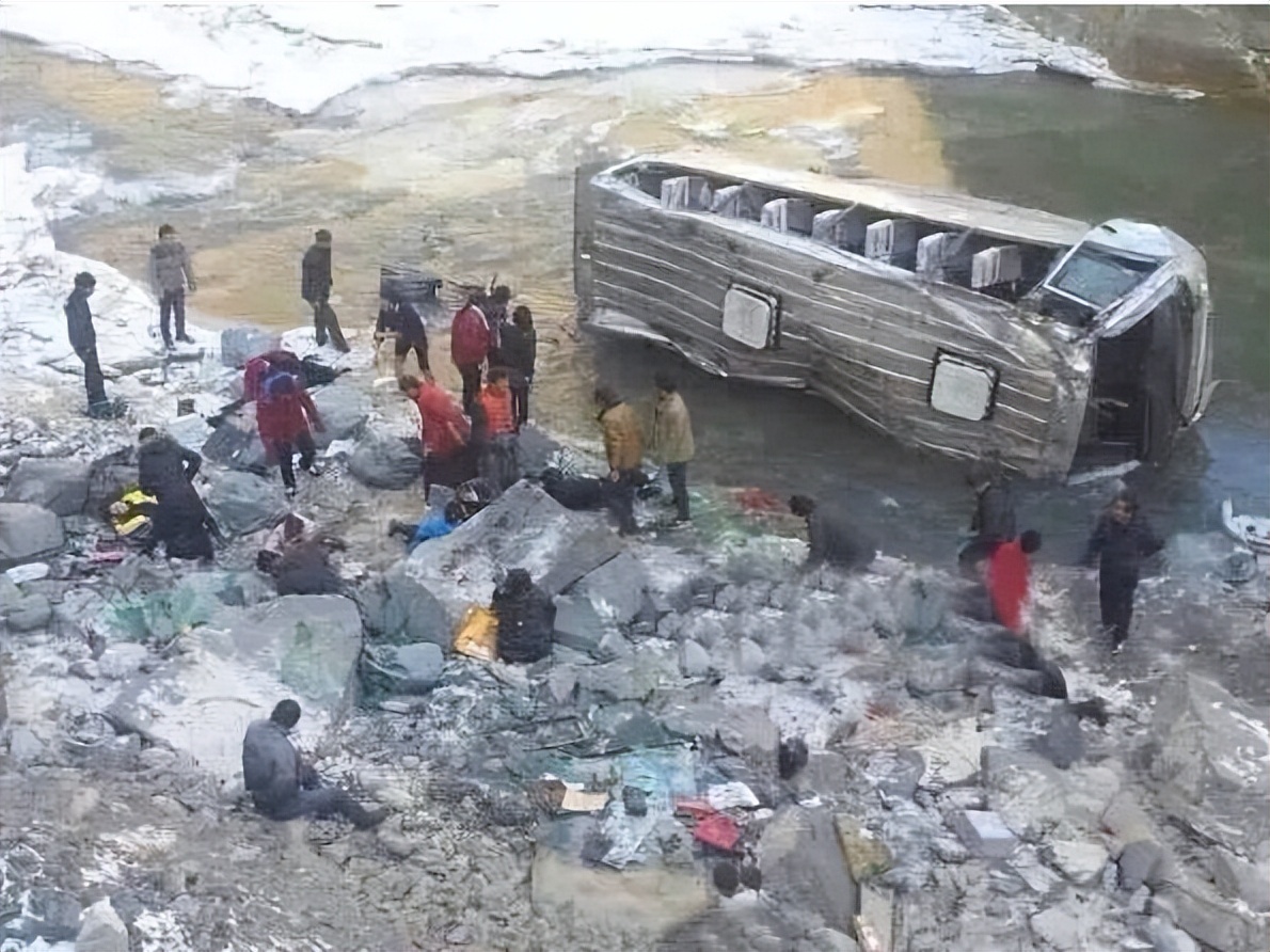 In Mexico, a bus lost control and fell into a 25-meter-deep cliff ...